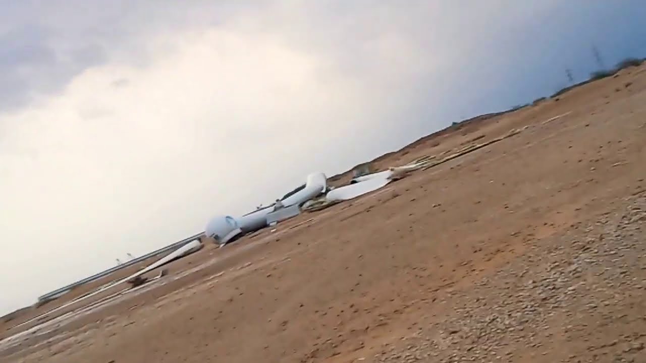 Wind turbine crash in jhimpir Sindh Pakistan due to rain - YouTube