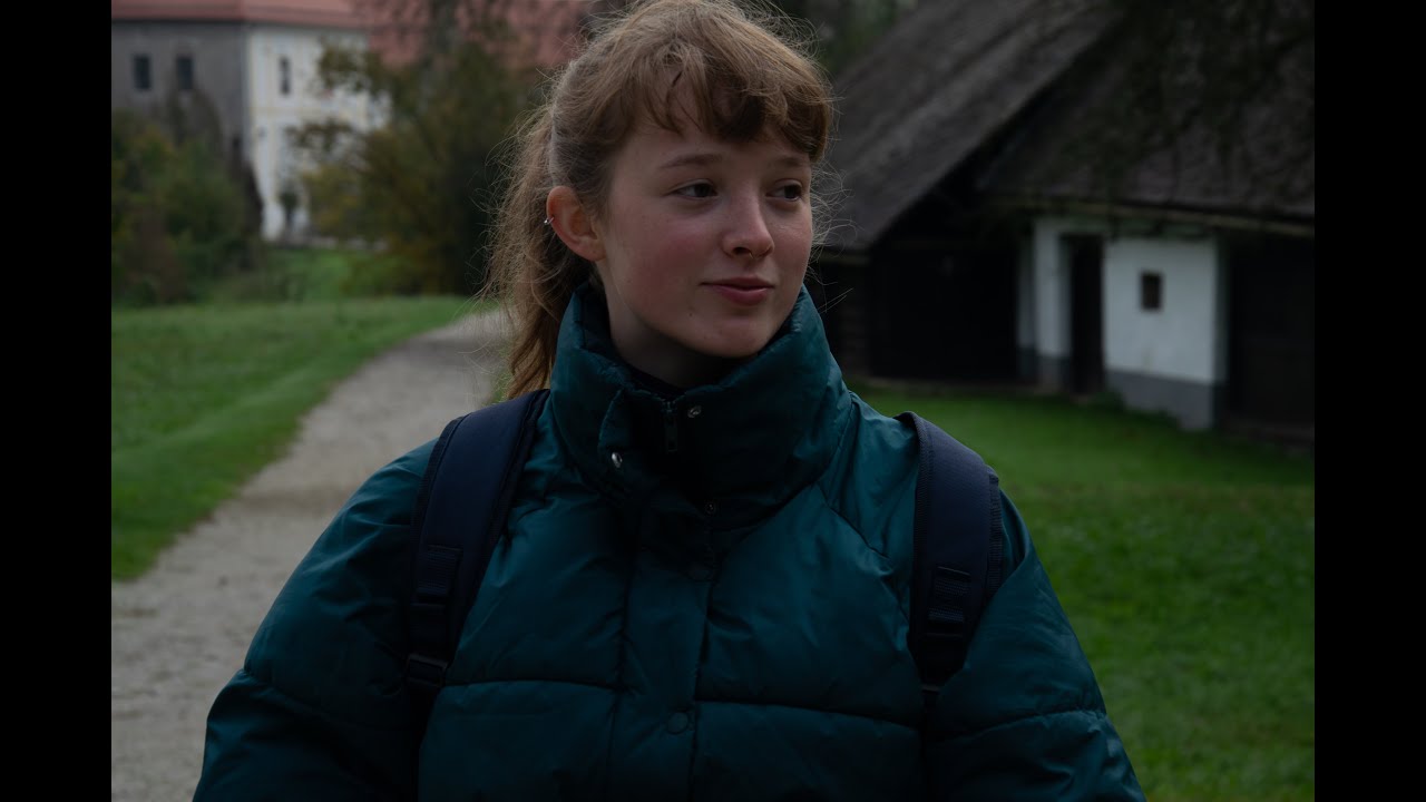 Meet Lisa,new ESC volunteer (SLO subtitles included) - YouTube