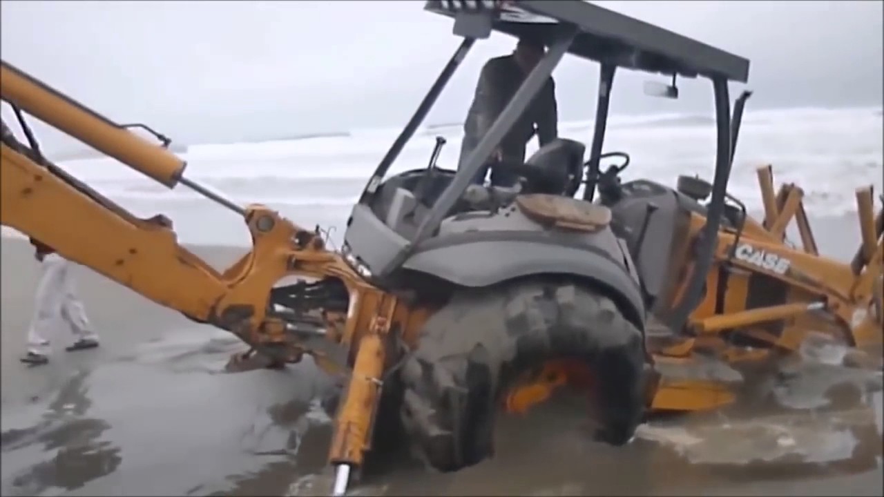 Digger bogged down in mud Pulling out - YouTube