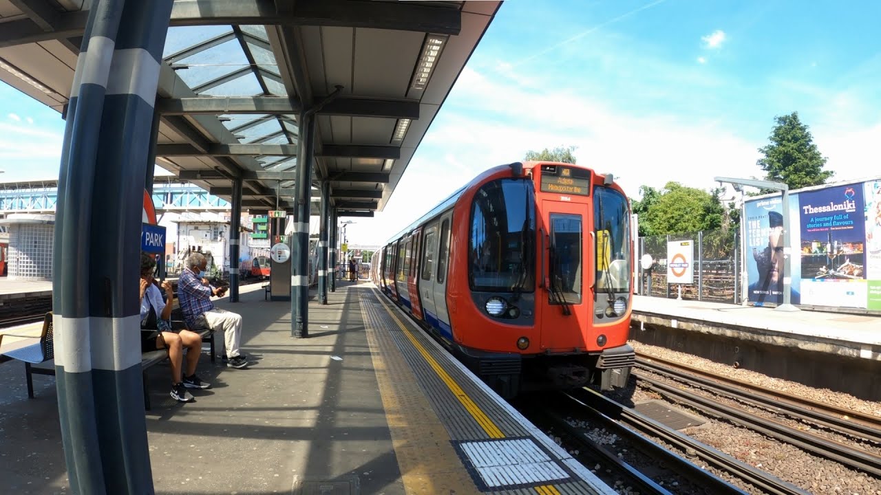 Metropolitan Line S8 Stock Train Arriving & Departing Wembley Park ...