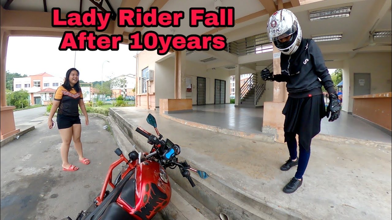 Lady Rider Jatuh Motor | Prank Kasut Baru (Speed Riding Shoes) - YouTube