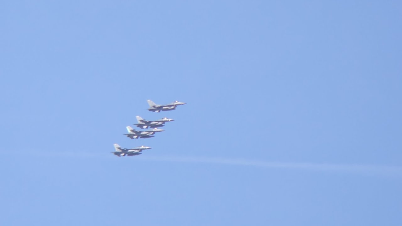 4 USAF F-16's from the 301st Fighter Wing "Spads" in formation at Fort ...