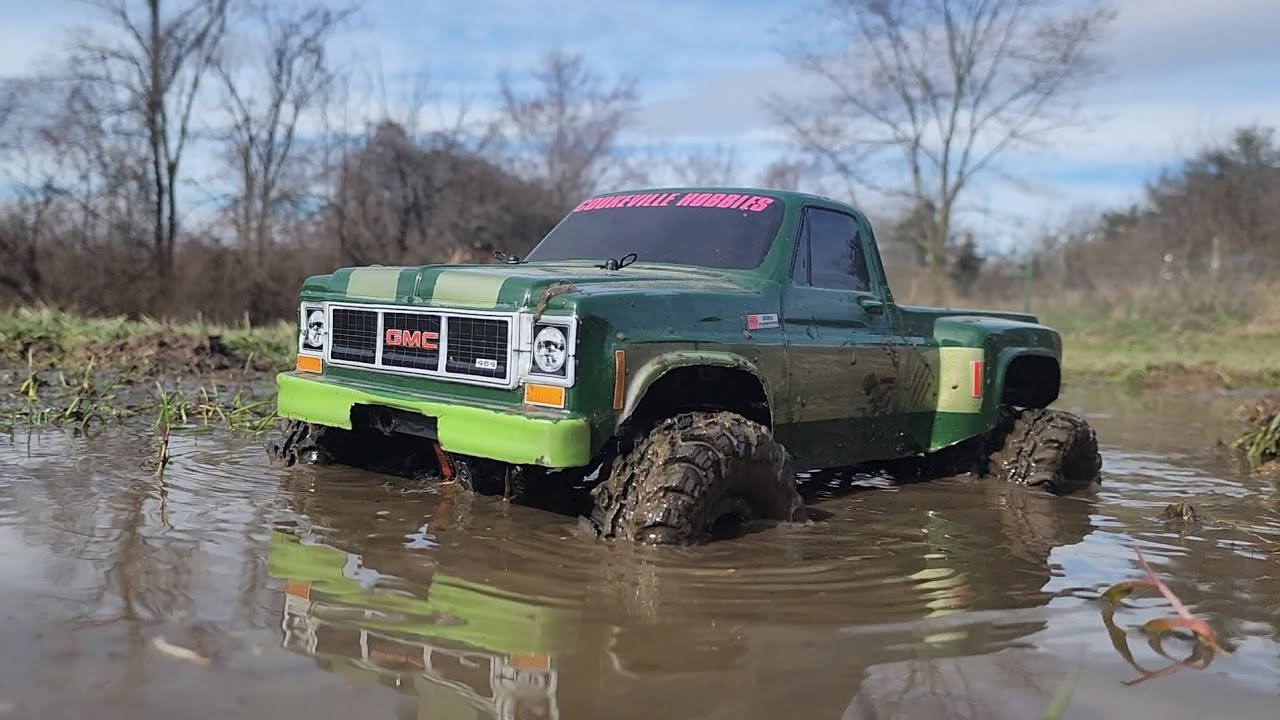 first run with the gmc dually and it gets muddy, gooseneck hauling rc ...