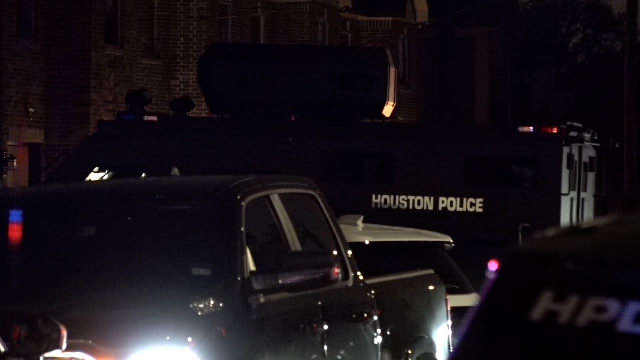 Police serve narcotics-related warrant at southeast Houston home - YouTube