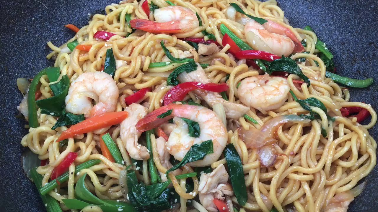 Stir fry hokkien mee chicken and prawn{mì phước kiến xào tôm thịt ...