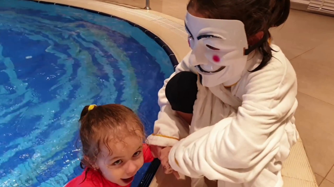 Maya Hello Neighbor ' ı Havuza Attı - YouTube