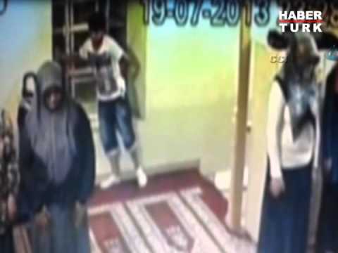 Namaz kılan kadının çantasını çaldı
