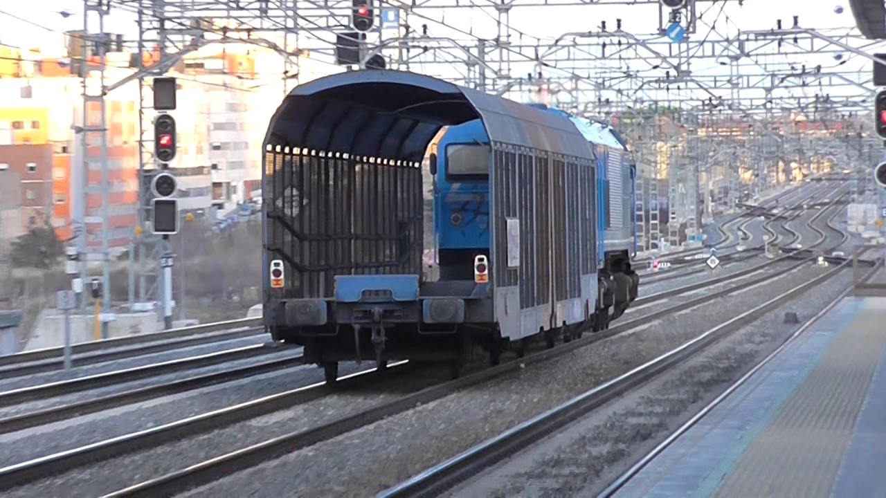 Traccion Rail Grupo AZVI - 319.335 con plataforma LTF cubierta en ...