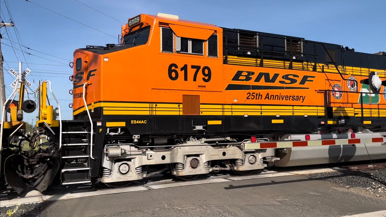 BNSF 7298 leading a manifest through Thornton with a 25th Anniversary trailing - YouTube