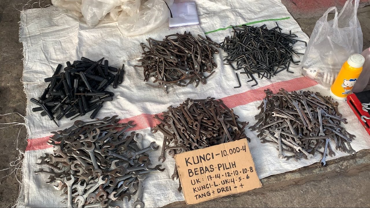 Pasar Klitikan Notoharjo Semanggi Solo sisi luar - YouTube