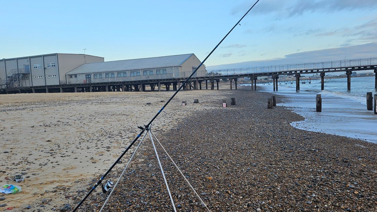 Suffolk Beach fishing, Clairemont pier Lowestoft - YouTube