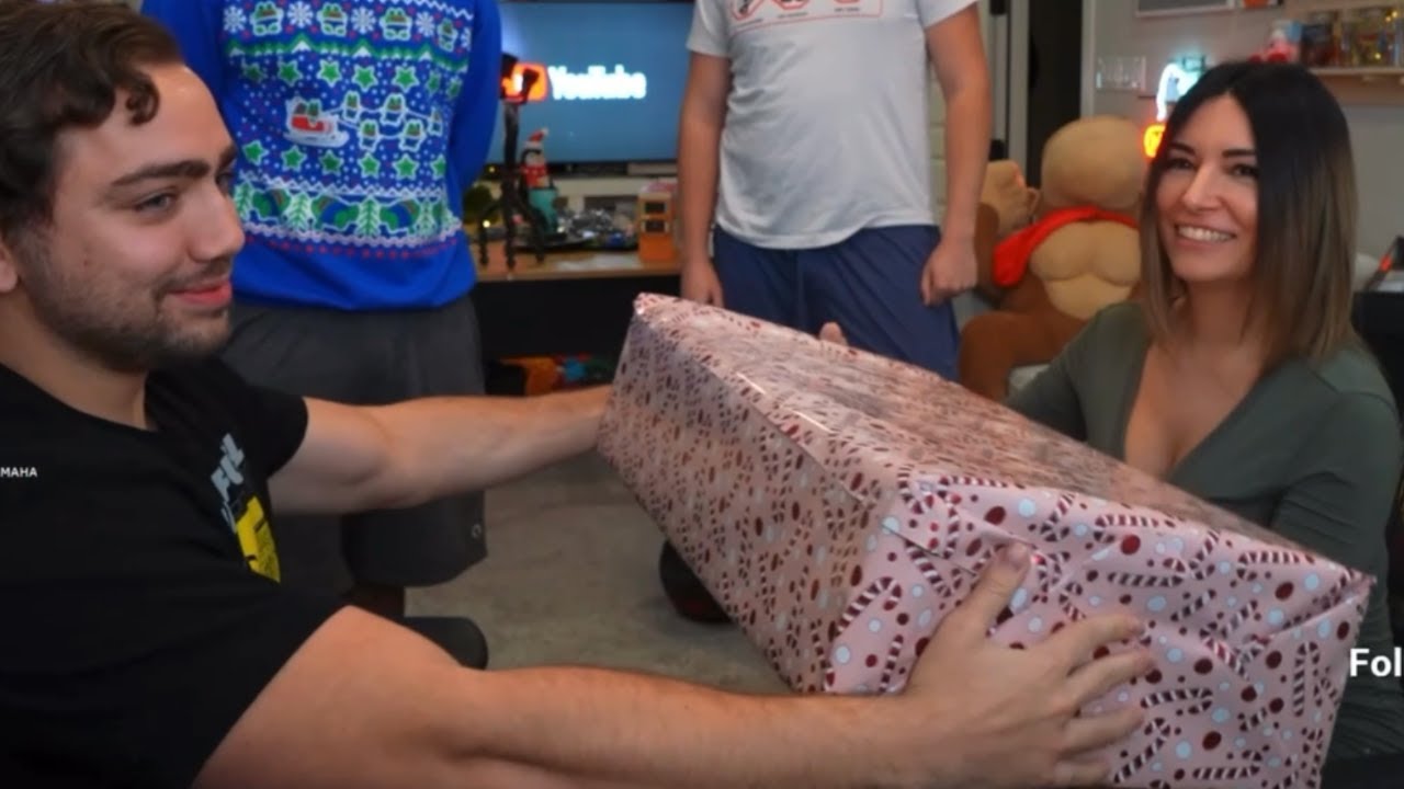 Mizkif have a surprise gift for alinity! - YouTube