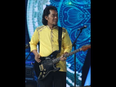 LEBIH DEKAT DENGAN PEMAIN GITAR RHYTHM SONETA GROUP