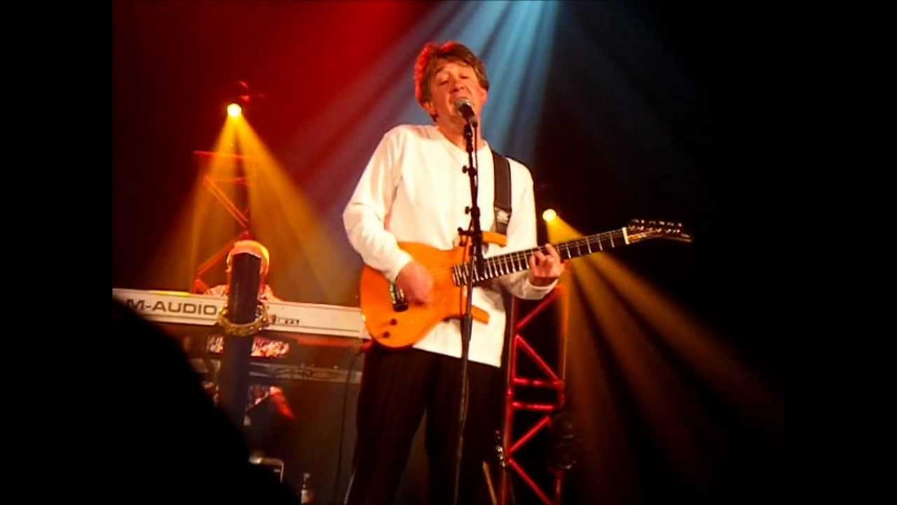 The Hollies.new footage.Tony Hicks in action. - YouTube