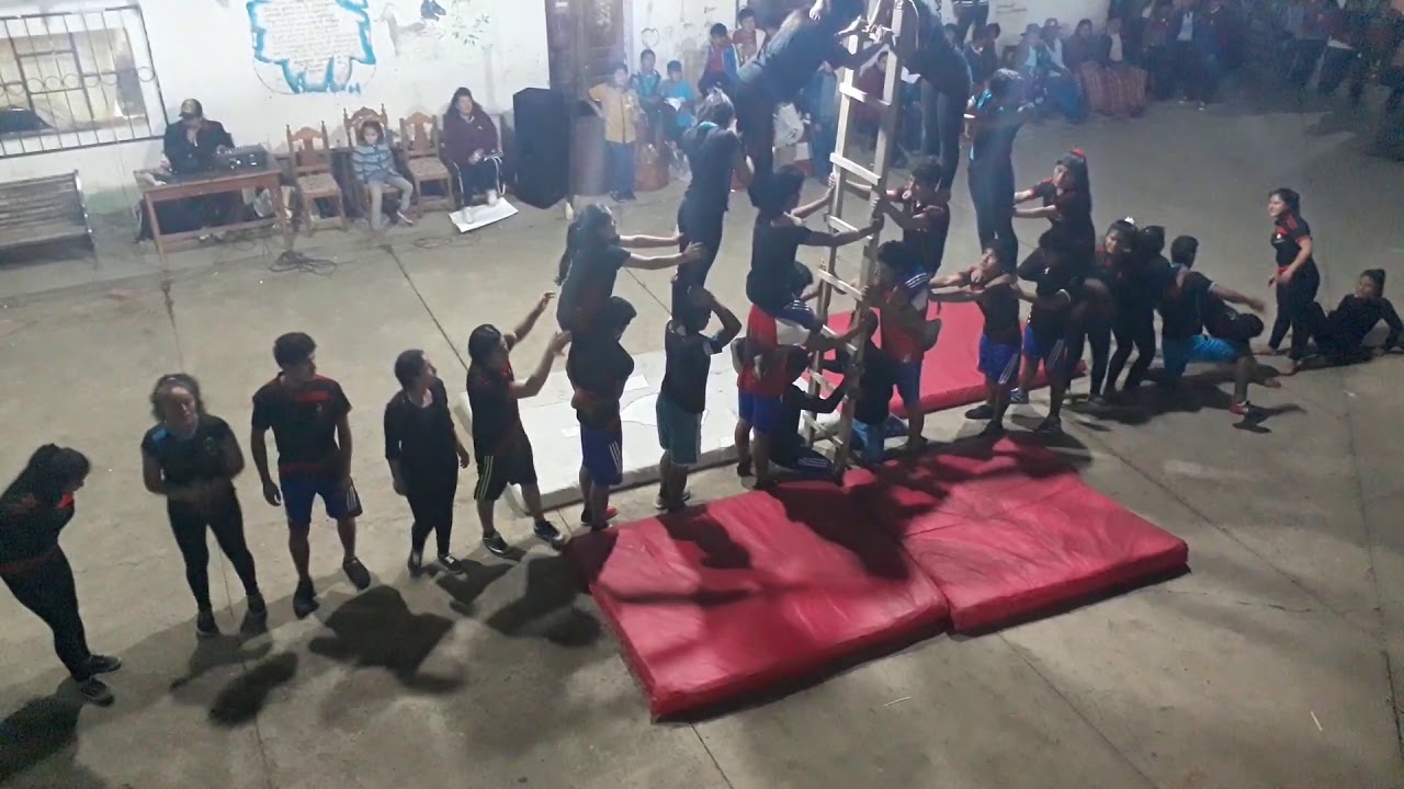 Piramide humana de 30 personas - YouTube