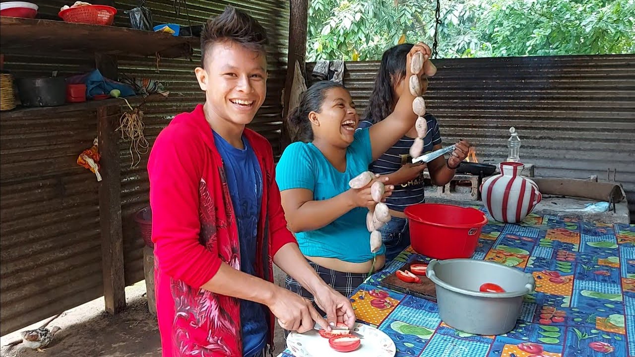 Elena Le Prepara Longaniza En Caldo A Boris😂Que Delicioso Esta Comida😂 ...