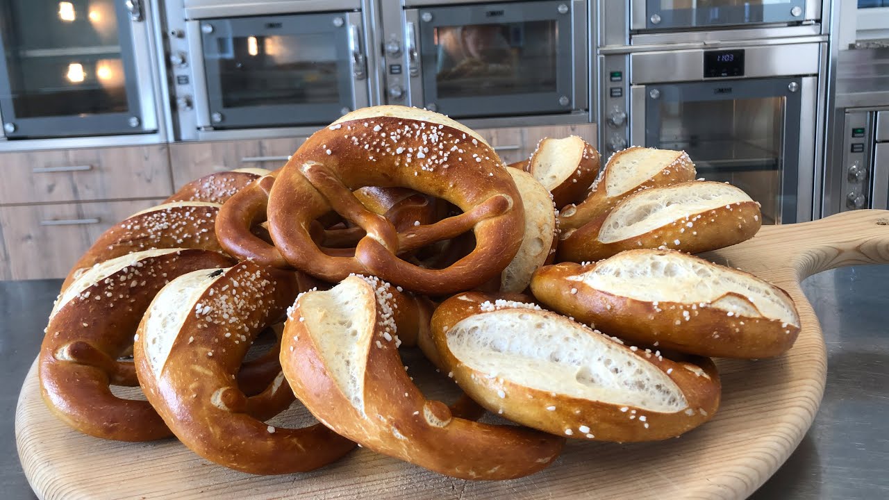 Brezeln backen 🥨 - einfach, schnell und ganz bequem - YouTube