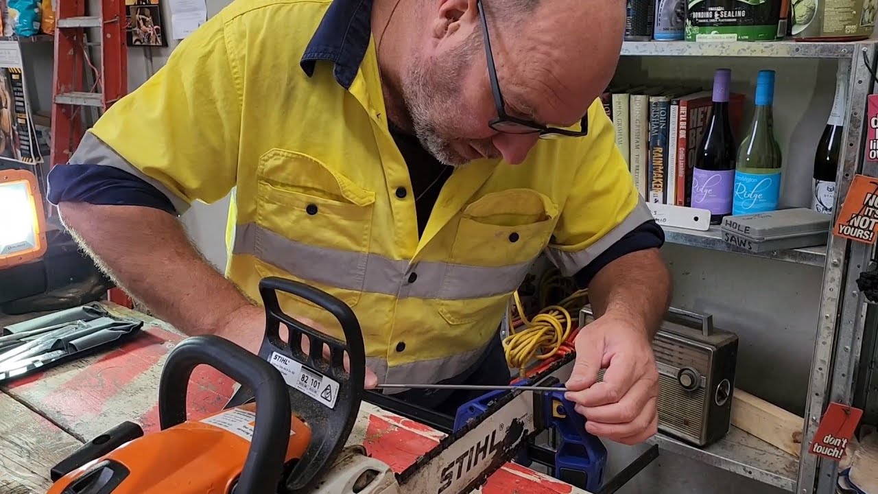Sharpening a chainsaw chain - YouTube