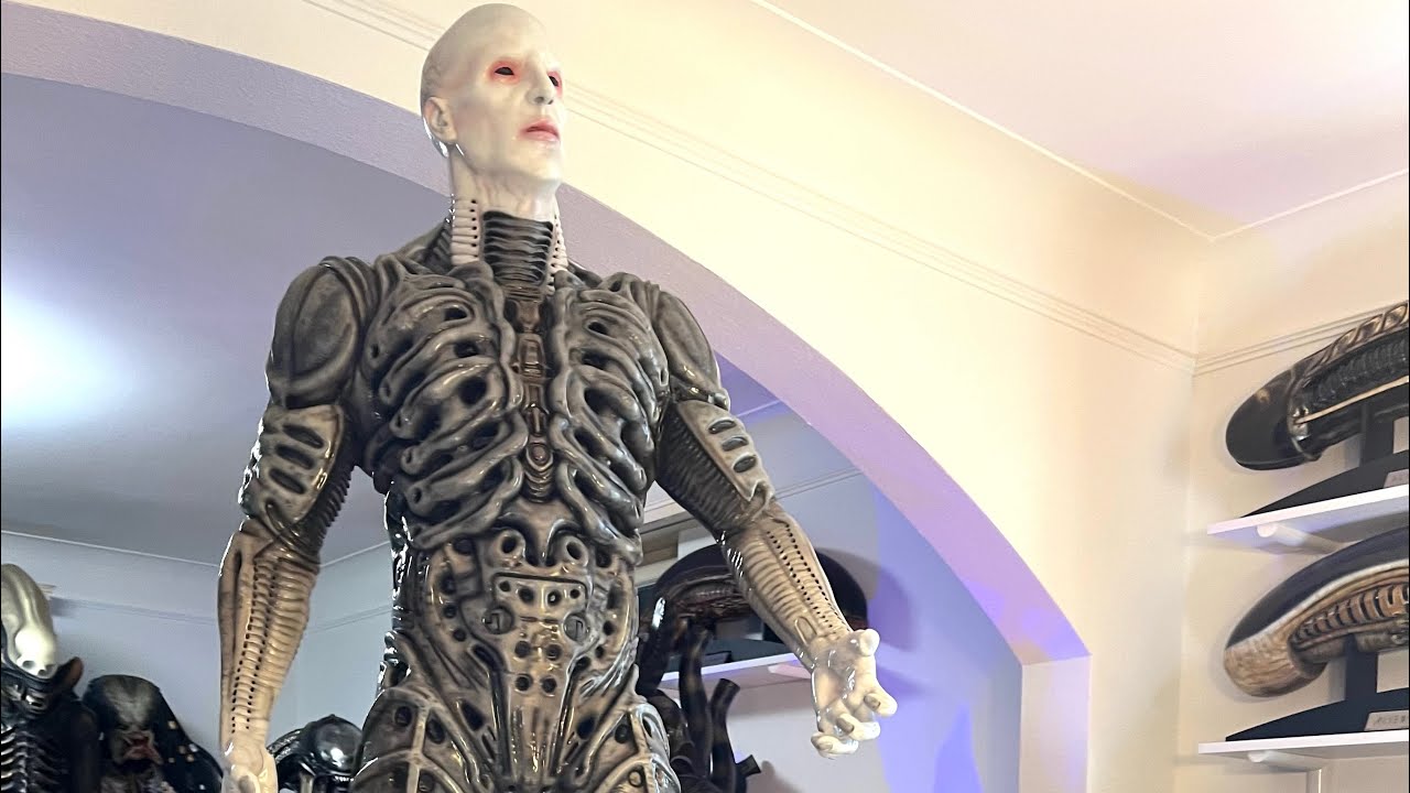 Prometheus 1:2 Statue - the last Engineer - YouTube