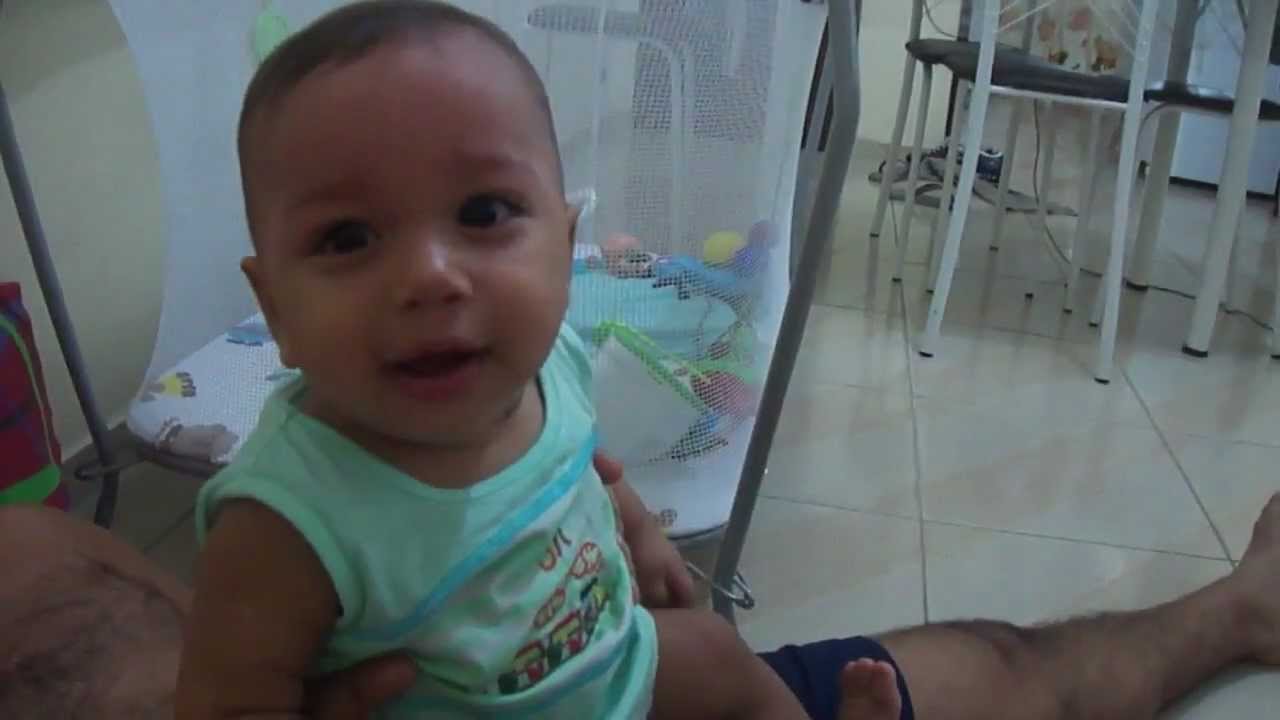 Bebê rindo muito!!! Quem é o cantor Video Engraçado!!.mp4 - YouTube