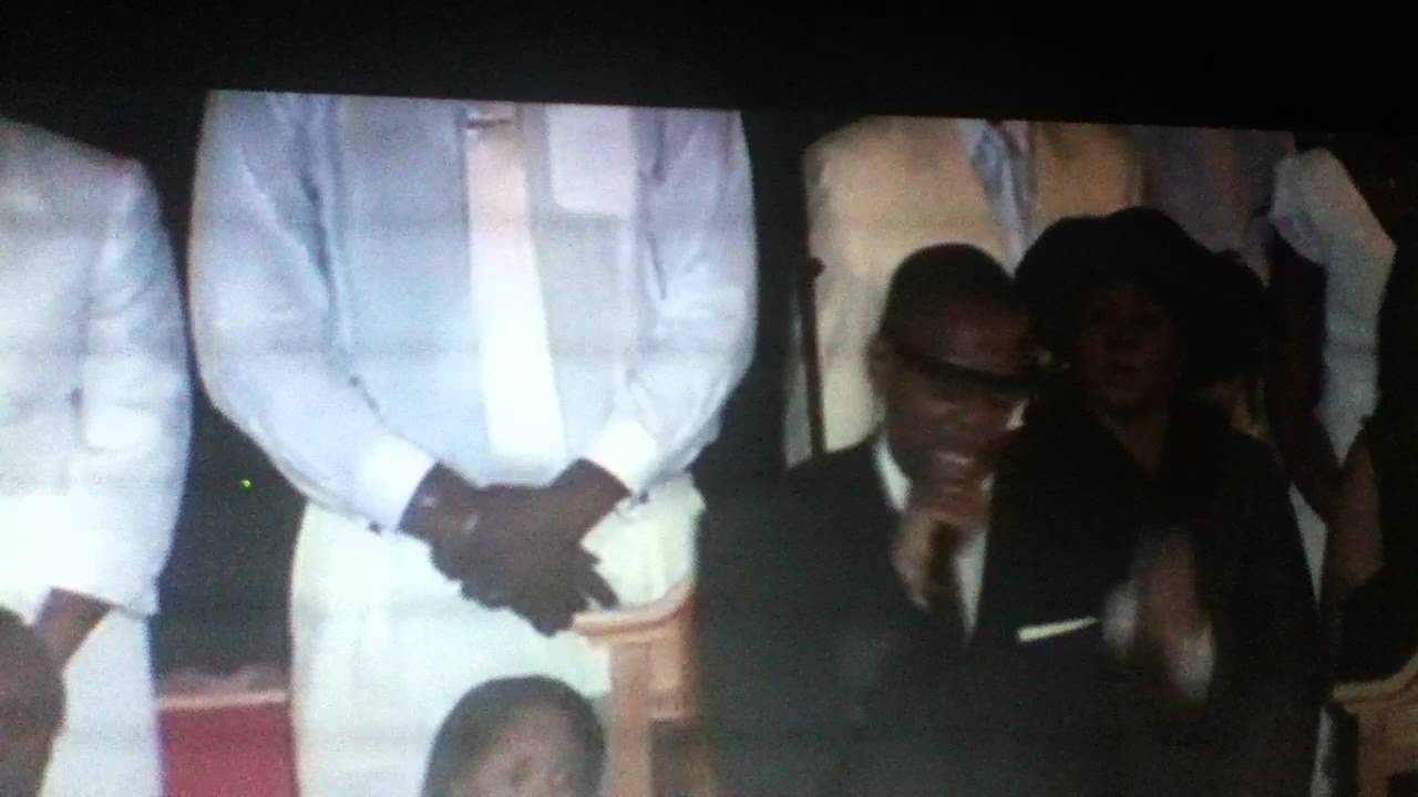 R.Kelly singing I look to you at Whitney Houston's funeral - YouTube