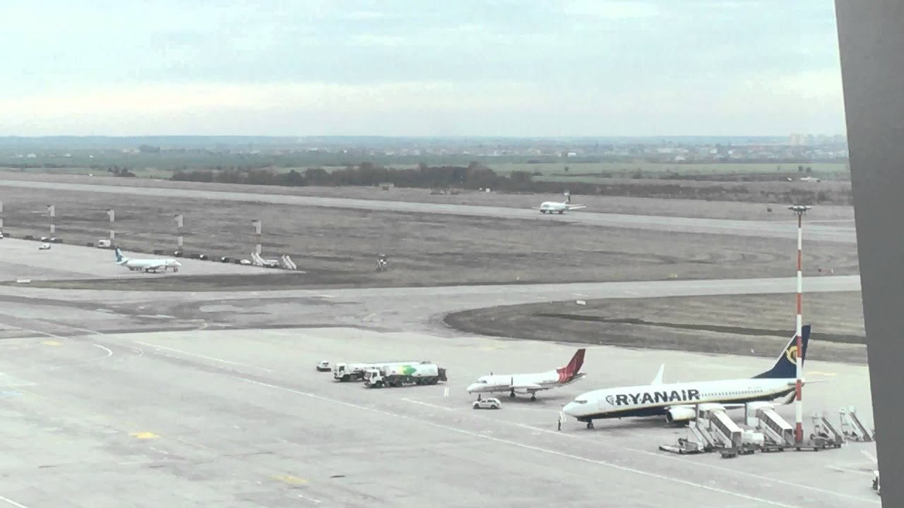 Turnul de control Otopeni (OTP) - decolare 737 TAROM - YouTube