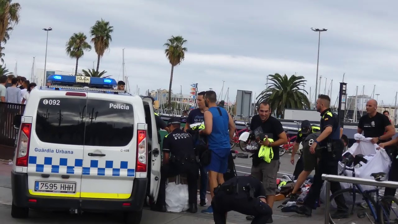 Redada policial contra los manteros en Barcelona - YouTube