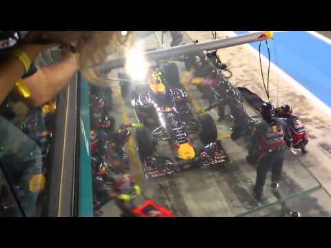 AbuDhabi F1 2011 Pit stop M.Webber