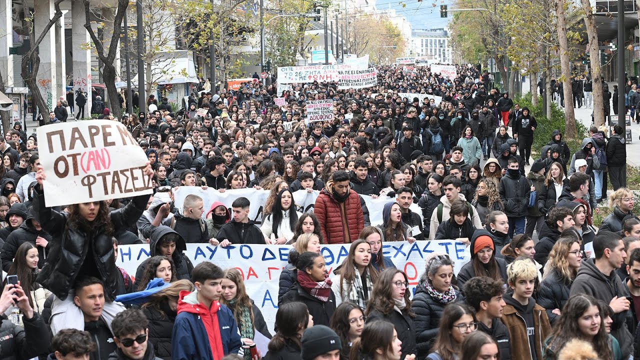 Στιγμιότυπα από την συγκλονιστική διαδήλωση μαθητών - φοιτητών στην ...