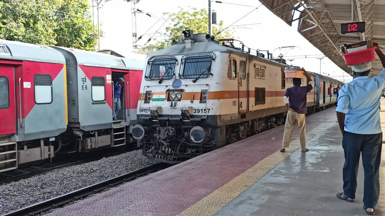 Ratna Weekly Express+ Navjeevan Express Arrivals Same Time ...