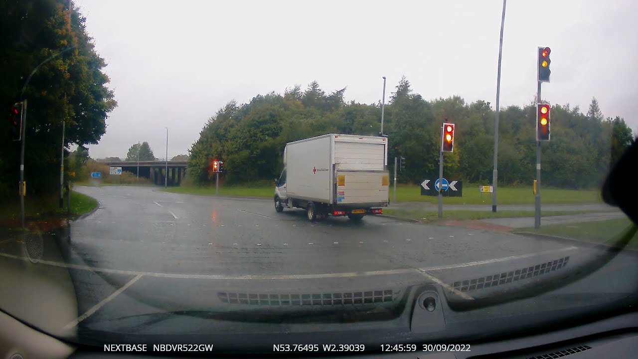 British Red Cross Driver Red Light OU17XRW 30-09-2022 - YouTube