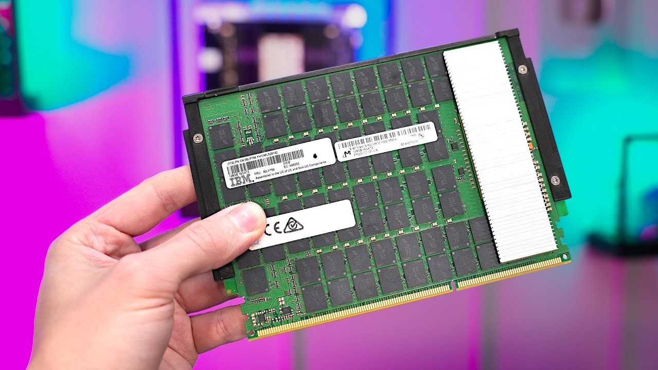 Dieses RAM Modul besteht aus über 150 DRAM Chips und ist das größte der ...