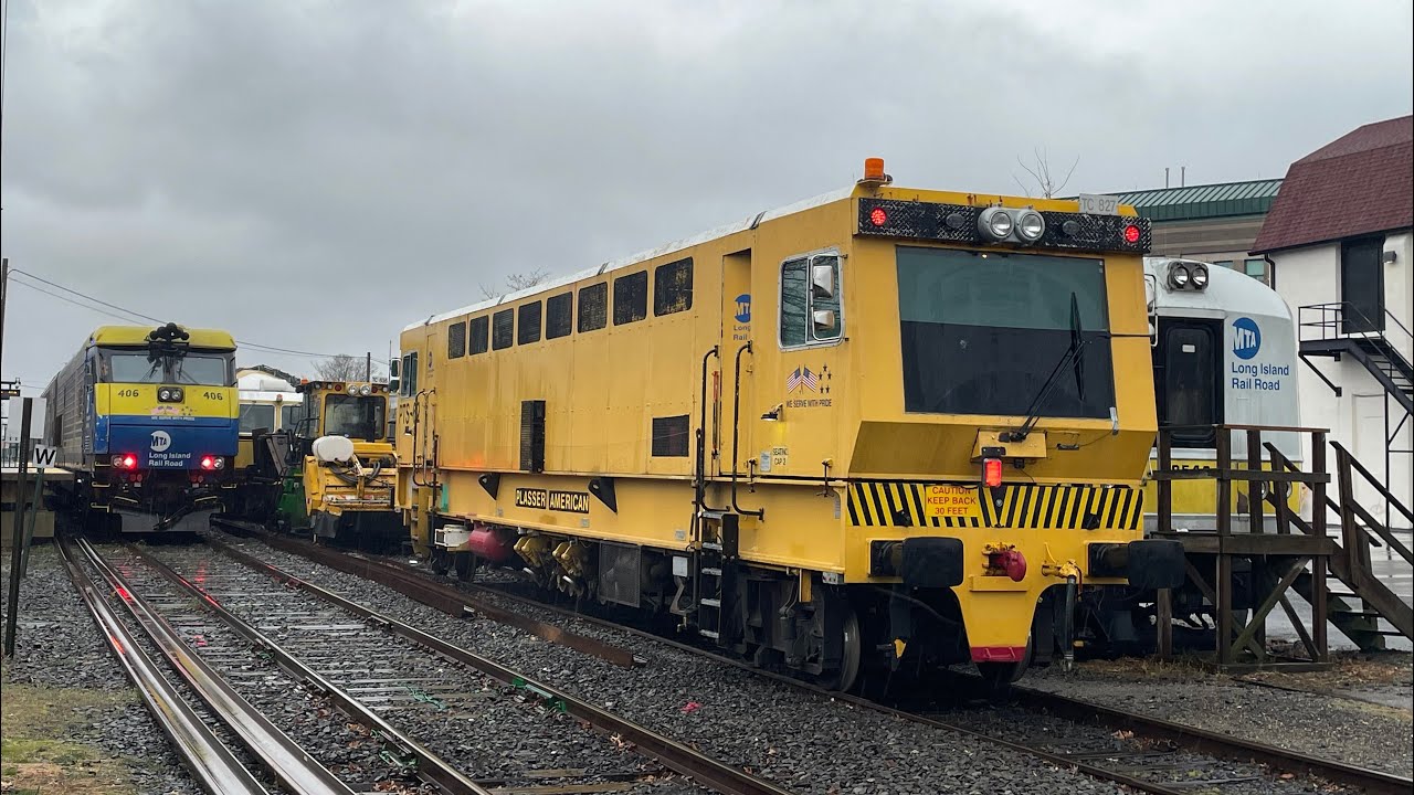 LIRR TC equipment pulls into the Riverhead siding - YouTube