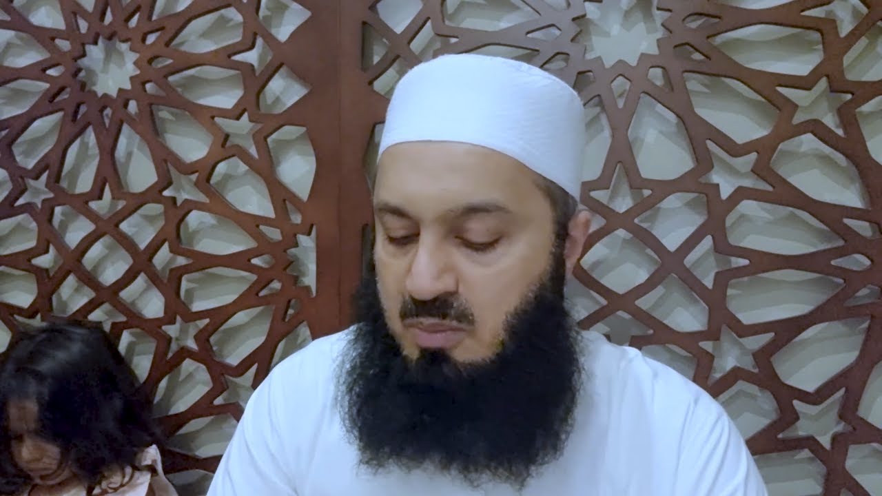 You didn't expect Mufti Menk to read to his kids #StoryTime - YouTube