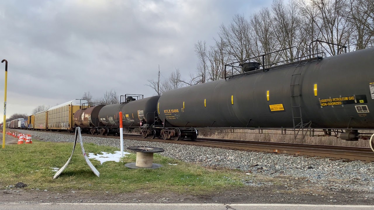 CSX 402 & 106 Lead The Last Q332 at Diamond Street -12/7/2020 (Read ...