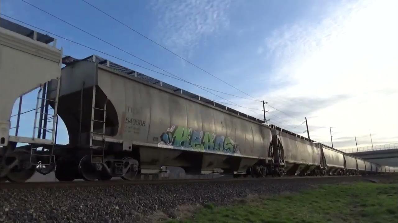 (Northbound) BNSF Loaded Grain Train passes through CP Sumner. - YouTube
