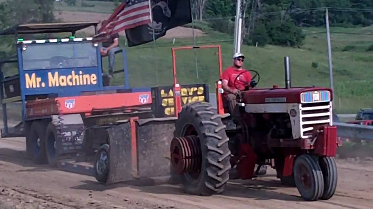 Farmall 560 tractor pull - YouTube