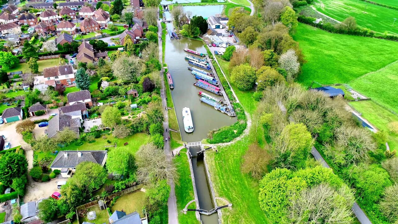 Devizes Locks - YouTube