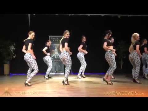 Latin Kadınlardan Salsa Dansı (mükemmel)