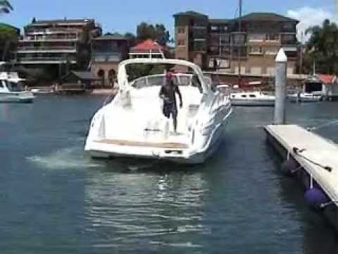 Cranchi Zaffiro 34 - docking manoevre - YouTube