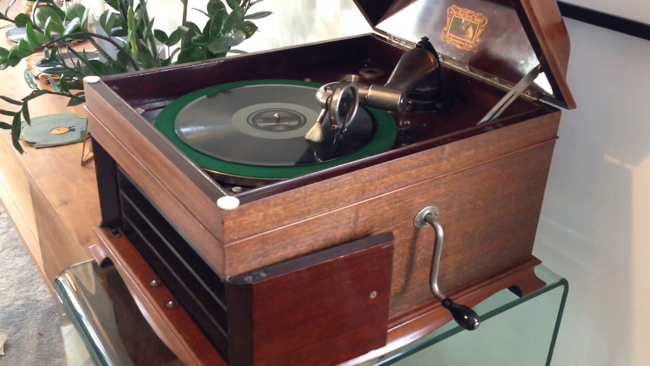 Gramophone HMV 125 playing " here comes Santa Claus " Christmas songs ...
