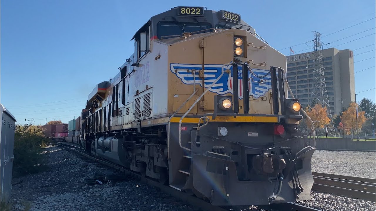 UP 8022 Leads IG4SI through St. Louis, MO - YouTube