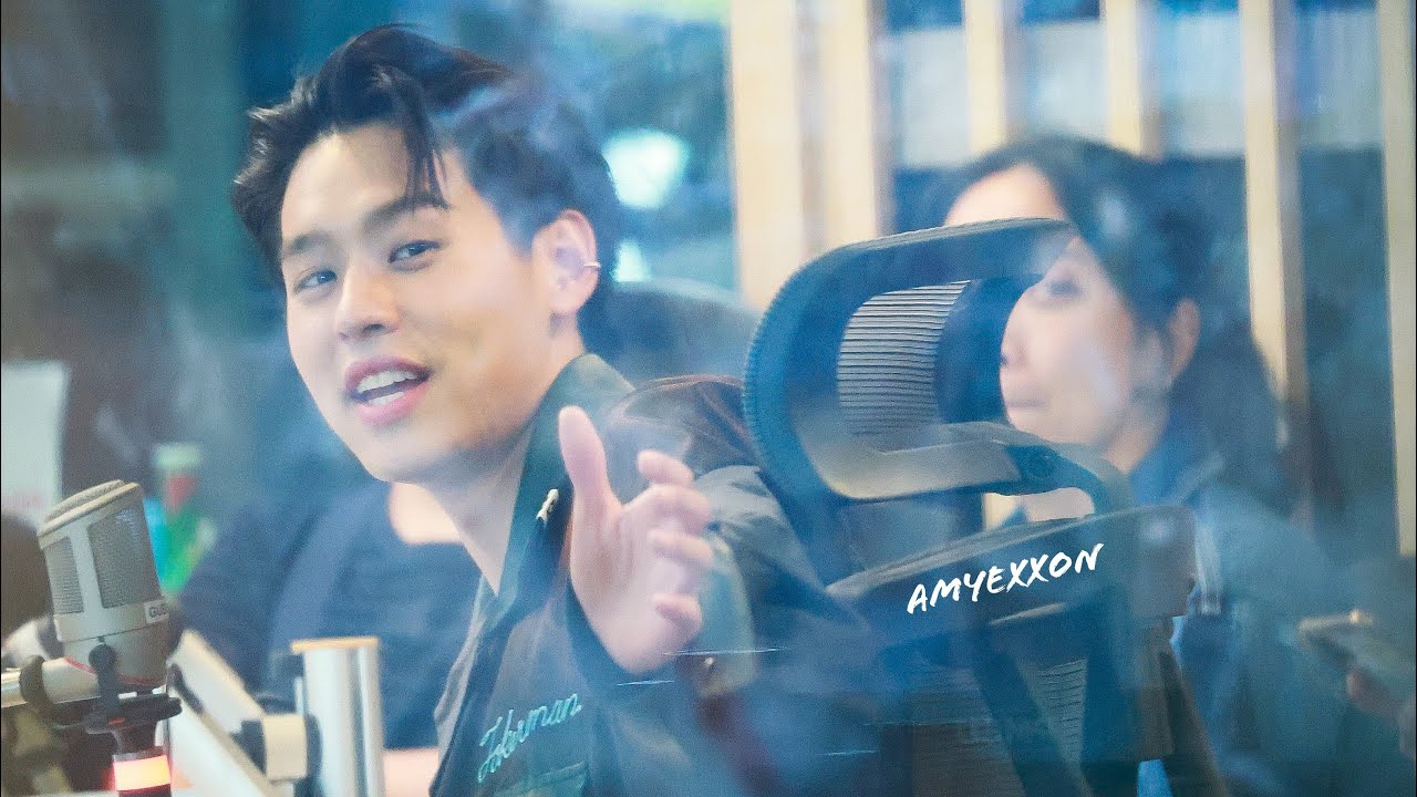 [FanCam] Billkin Putthipong at FlexConnect 104.5 22Feb24 (Part 2/3) | AmyExxon - YouTube