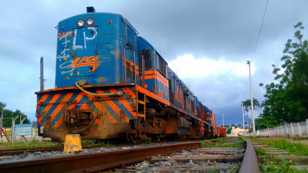 TREM DA FCA 2439 GE U8B 2146 COM GUINDASTE DA FCA E 2 VAGÕES CARREGADO ...