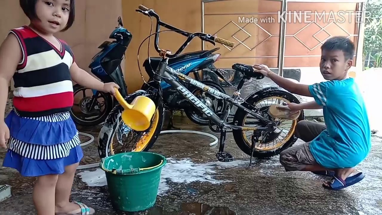 Mencuci sepeda dengan adik - YouTube