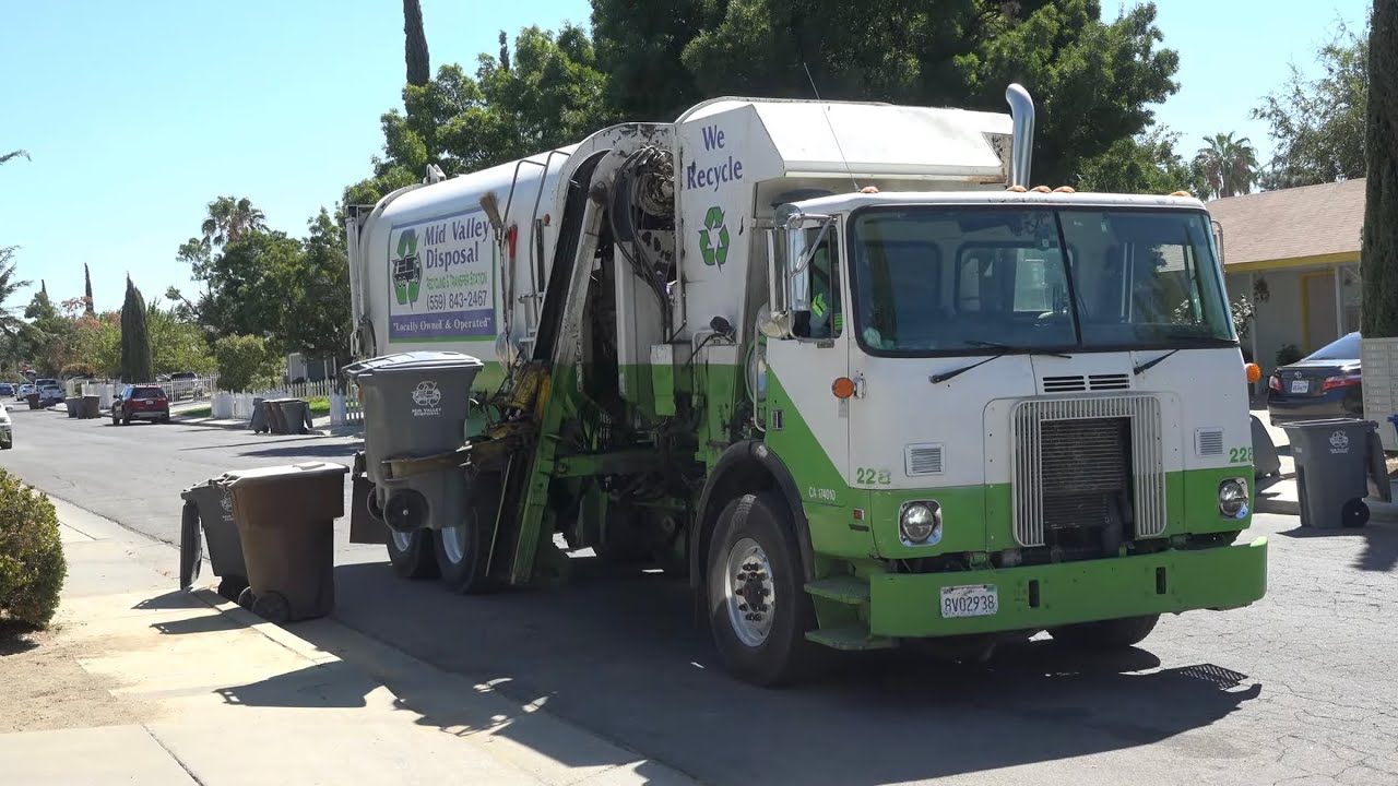 Mid Valley Disposal Volvo Amrep 228 - YouTube