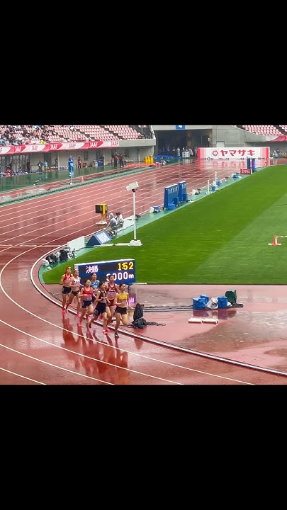 【陸上】雨の中の女子3000m - YouTube