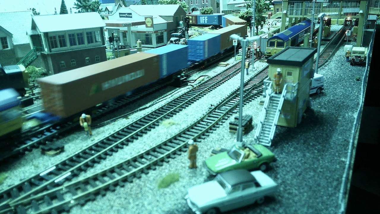 Hornby Container Wagons High Detail v Railroad - YouTube