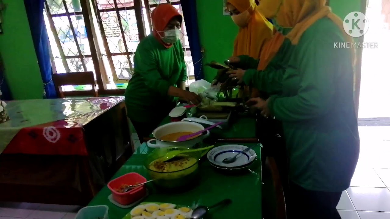 Makan Bersama Dengan Menu Lontong Cap Gomek - YouTube