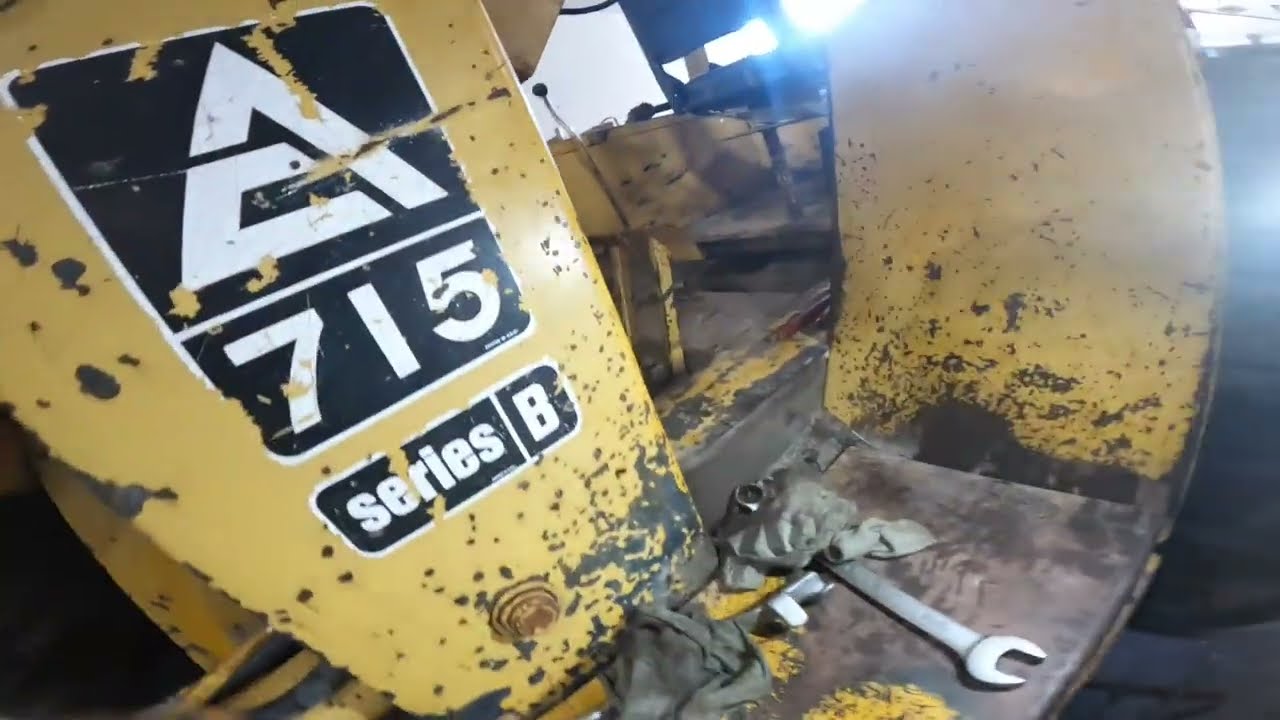 Allis Chalmers 715B Backhoe - YouTube